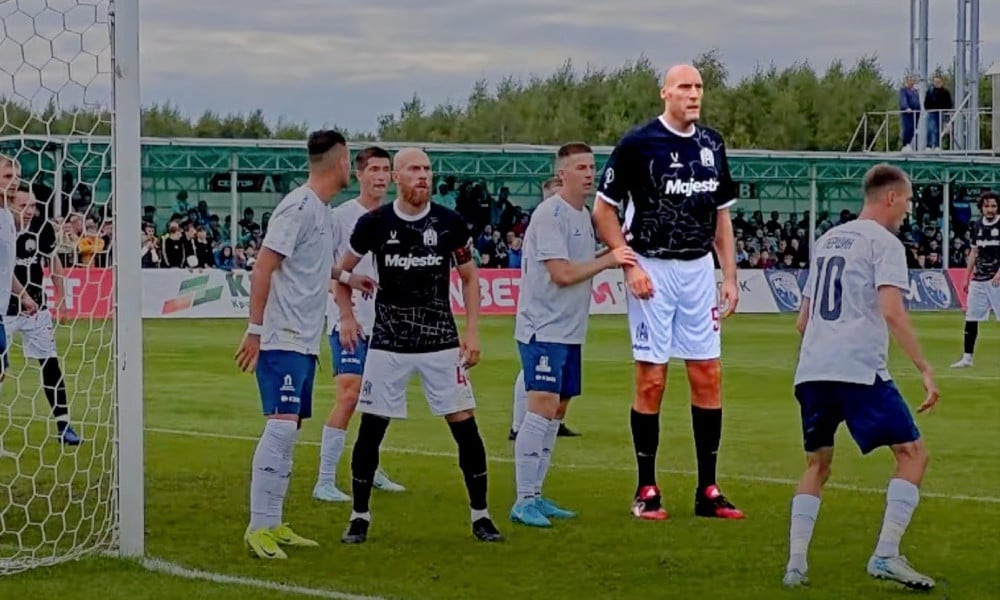 পৃথিবীর সবচেয়ে লম্বা ফুটবলার পাভেল