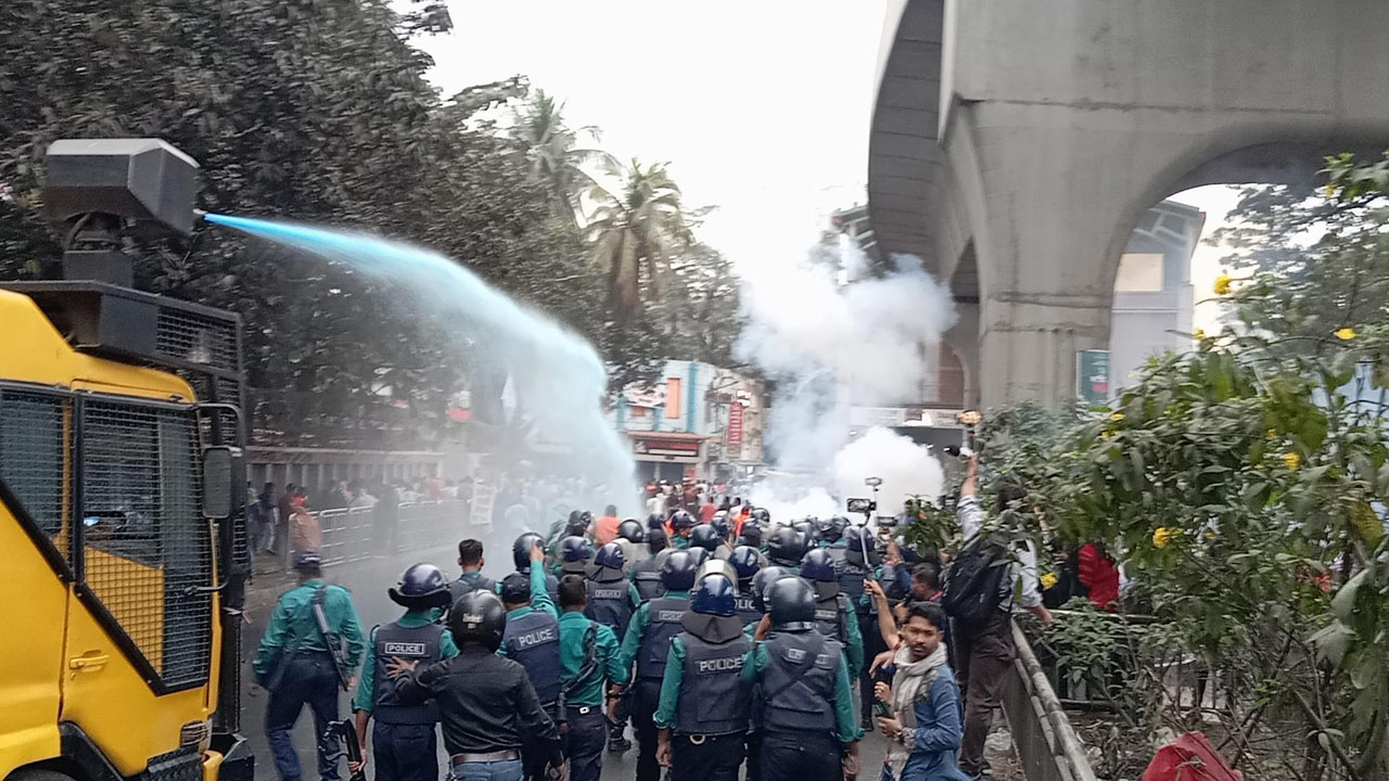 আউটসোর্সিং কর্মীদের অবস্থান কর্মসূচি পণ্ড, যান চলাচল স্বাভাবিক